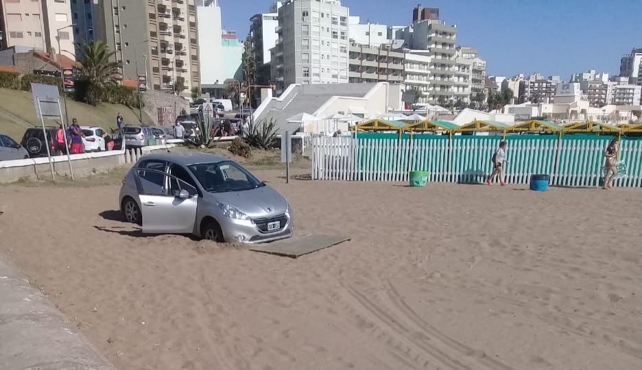 Insólito: estacionó el auto en la playa y se encajó • 7600 online