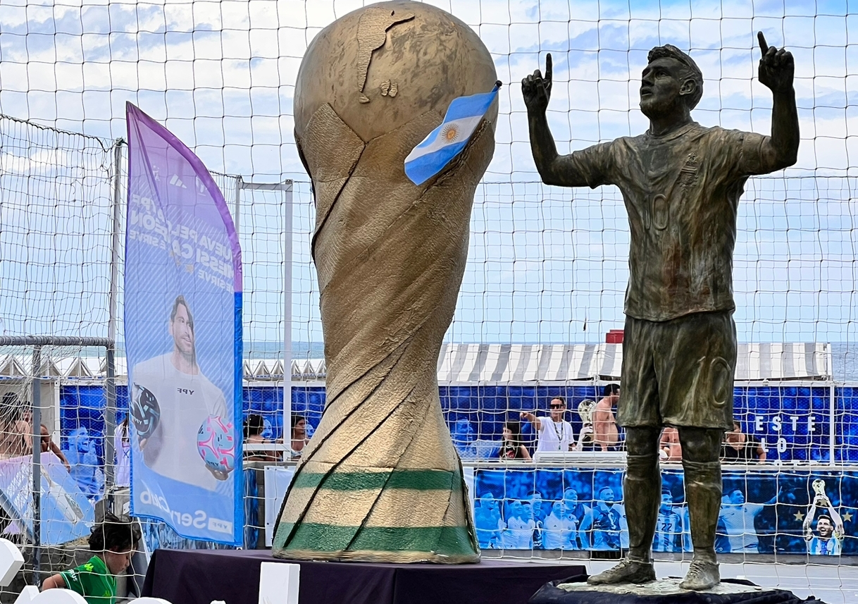 Se exhibe en Punta Mogotes la primera estatua de Lionel Messi en el ...
